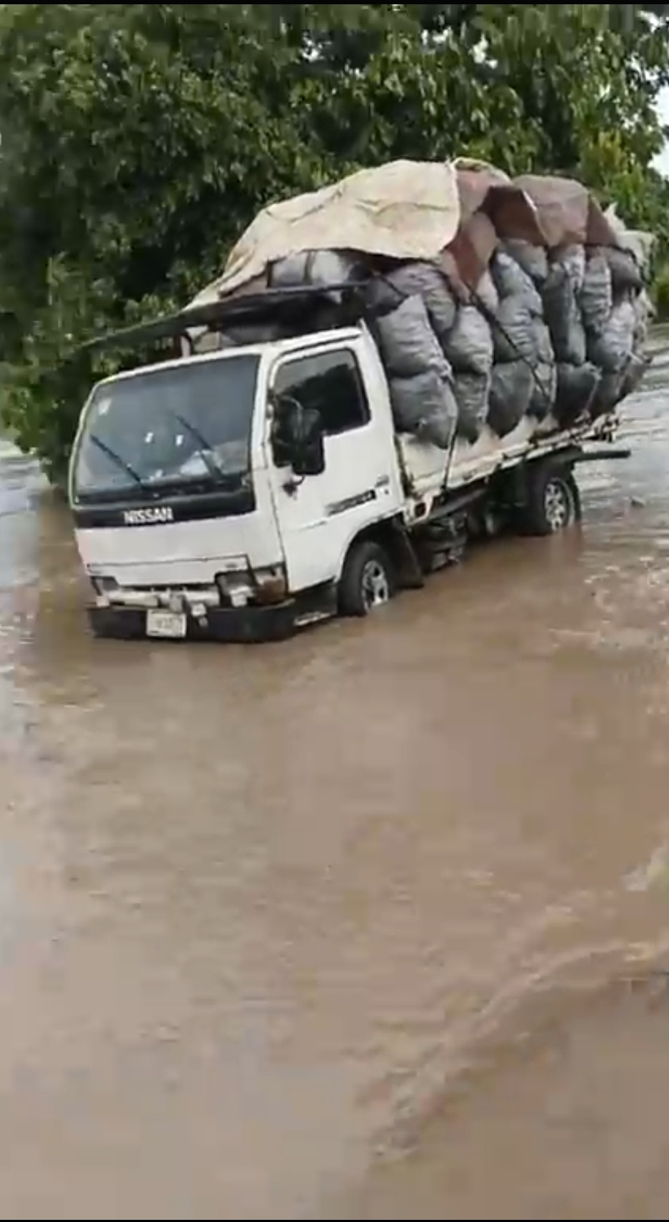 Flooding submerges collapsed Kwara bridge, traps commuters