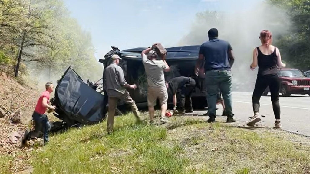 Video shows good Samaritans rushing to pull 2 people from car following ...