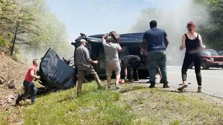 Video shows good Samaritans rushing to pull 2 people from car following ...