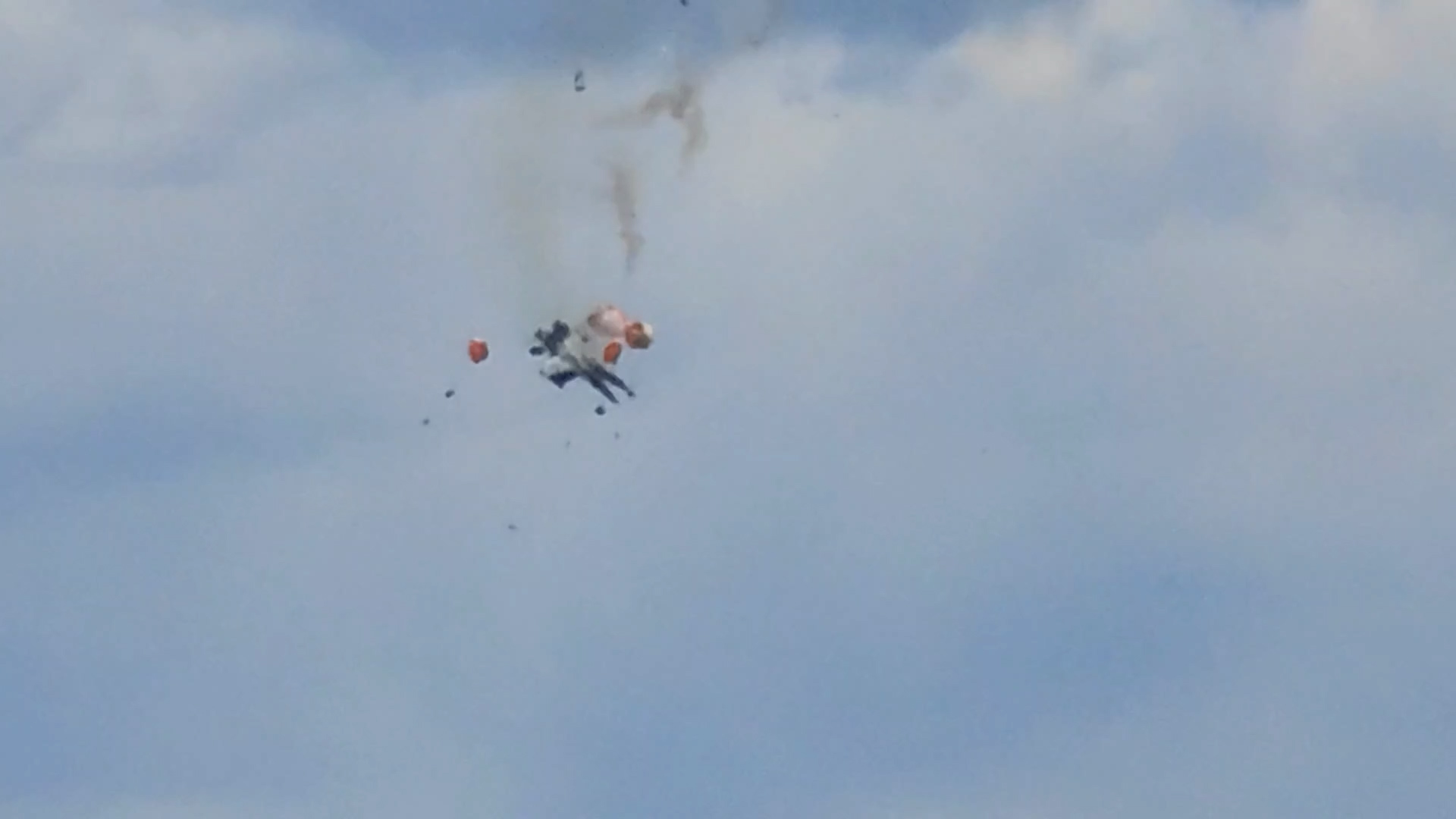 Two US Navy jets collide mid-air at Idaho air show