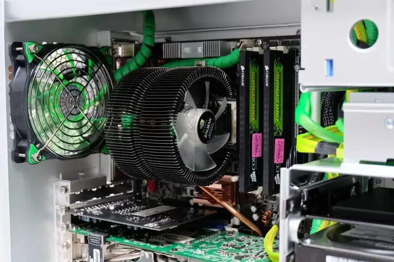 Entusiasta monta PC retrô poderoso com SLI de GeForce 7900 GTO e diz ...