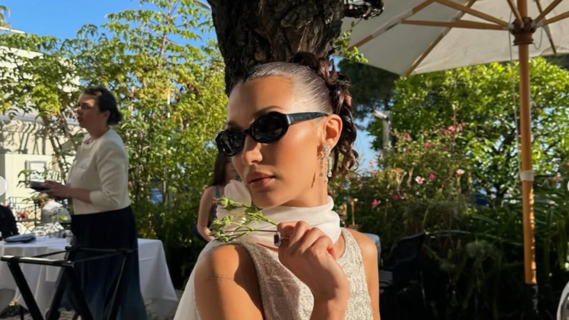 Model Bella Hadids røde kjole fascinerer internetbrugere