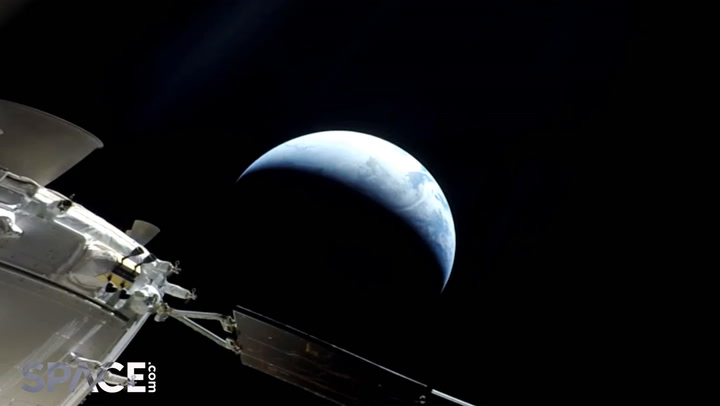 Artemis 1 spacecraft and Earth hours before re-entry - amazing time lapse