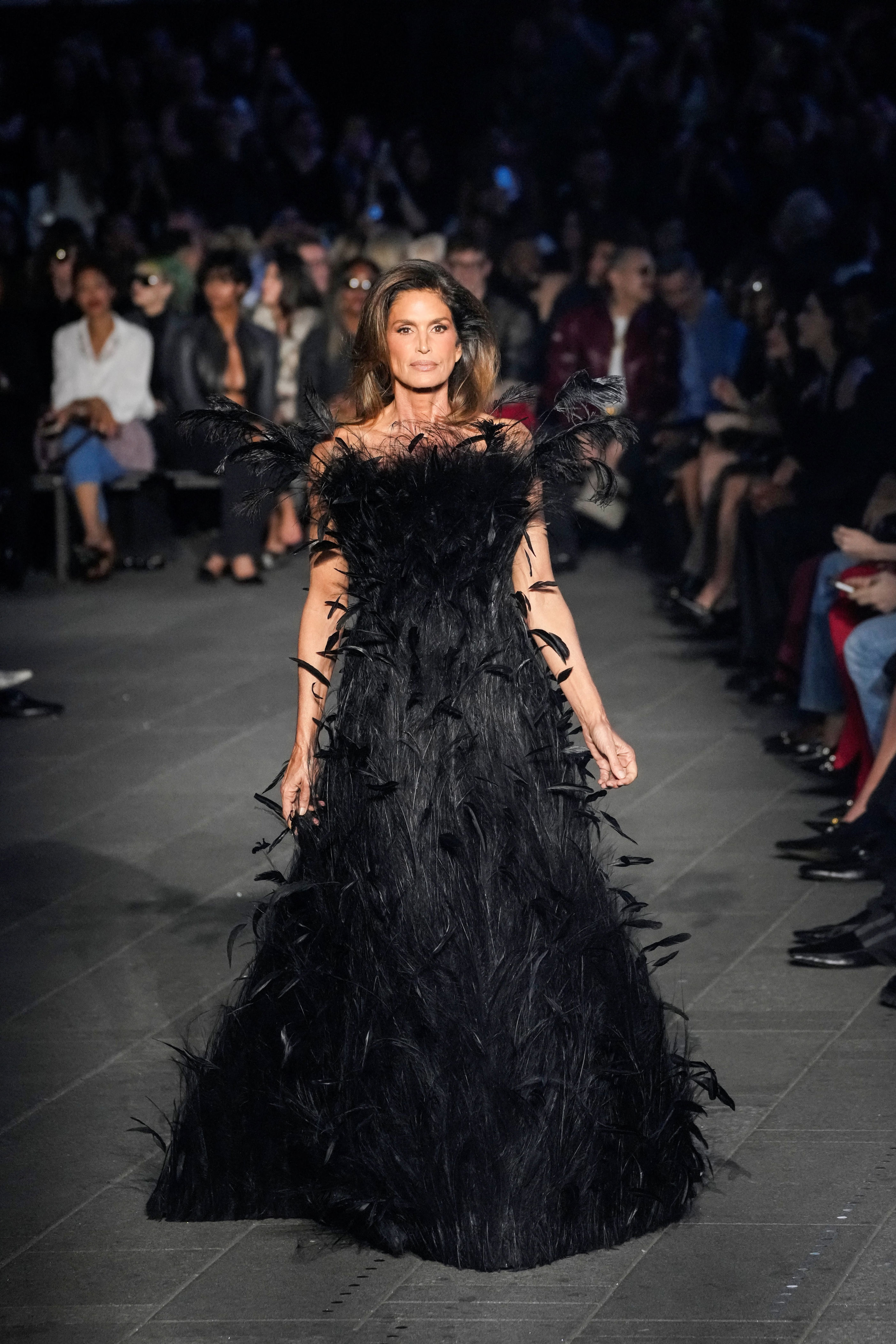 Supermodel makes surprise runway cameo at 60 years old