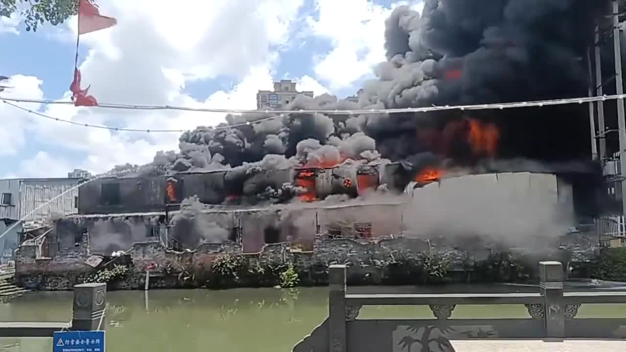 Massive fire sends thick smoke across river in Zhejiang, China