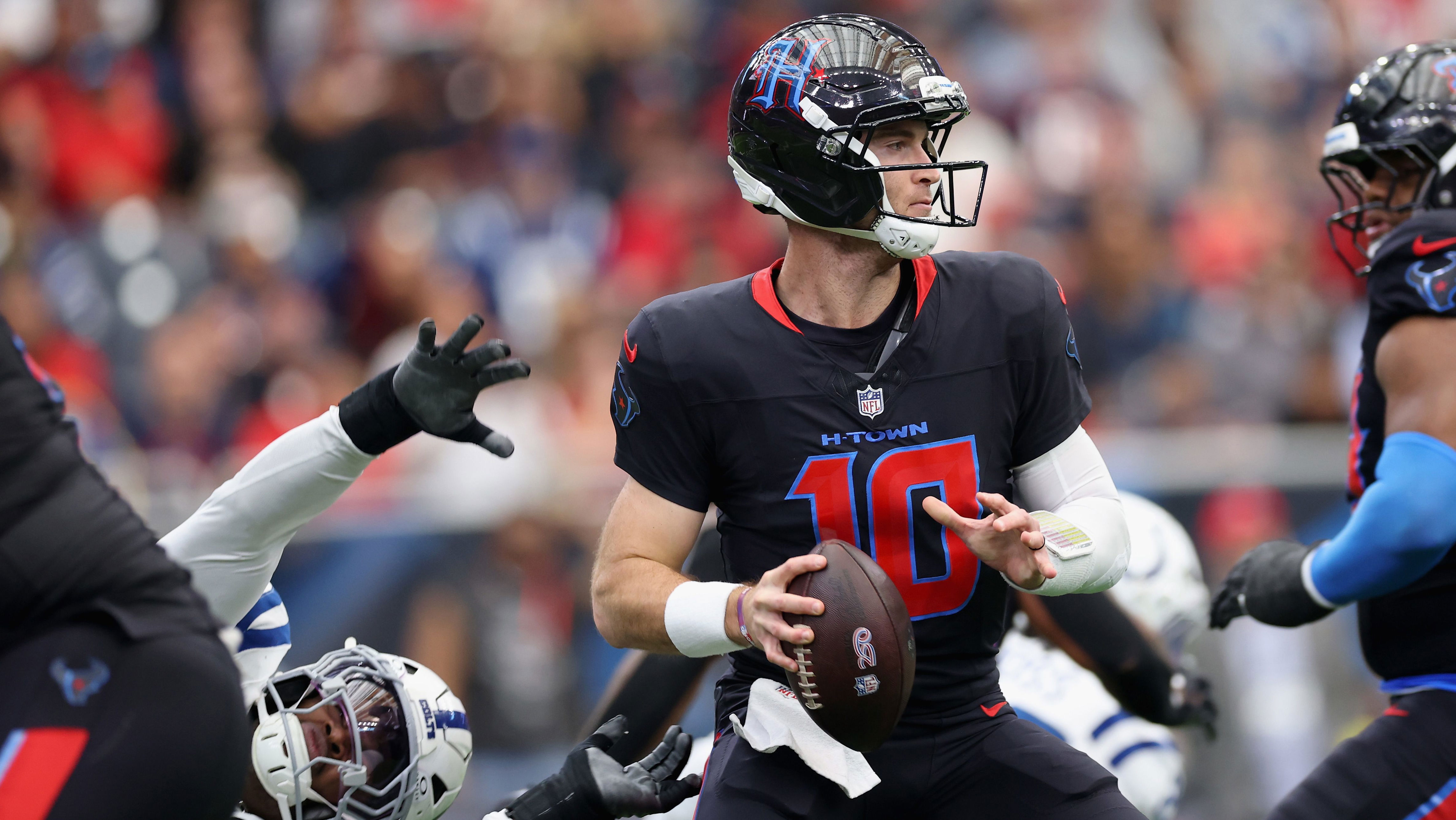 Analyst puts Texans’ $7 million QB Davis Mills over Deshaun Watson in ...