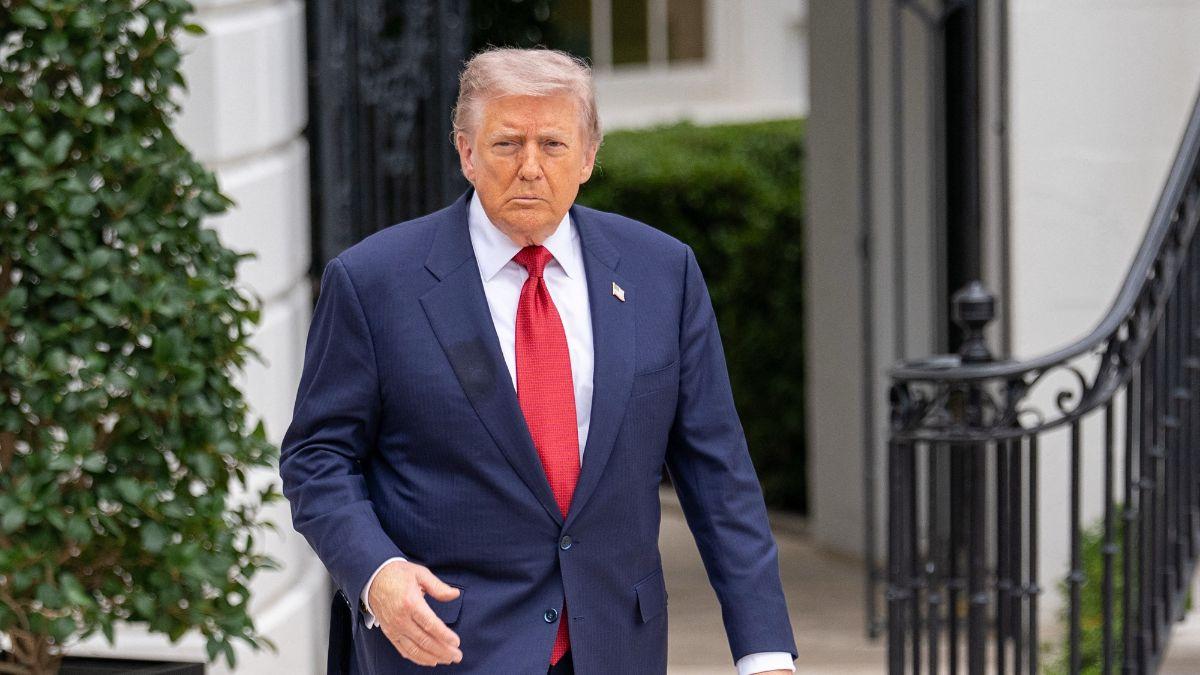 Donald Trump mocked for sharing AI photo of himself with an alien ...