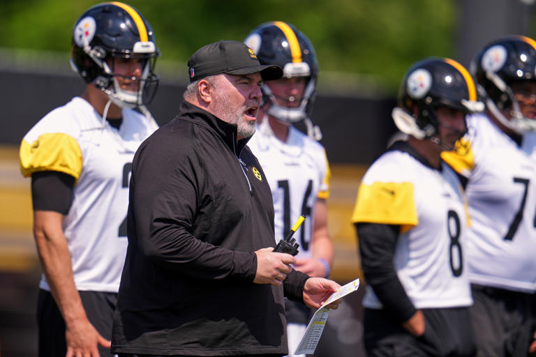 Aaron Rodgers hits the practice field after signing 1-year deal to stay with the Steelers