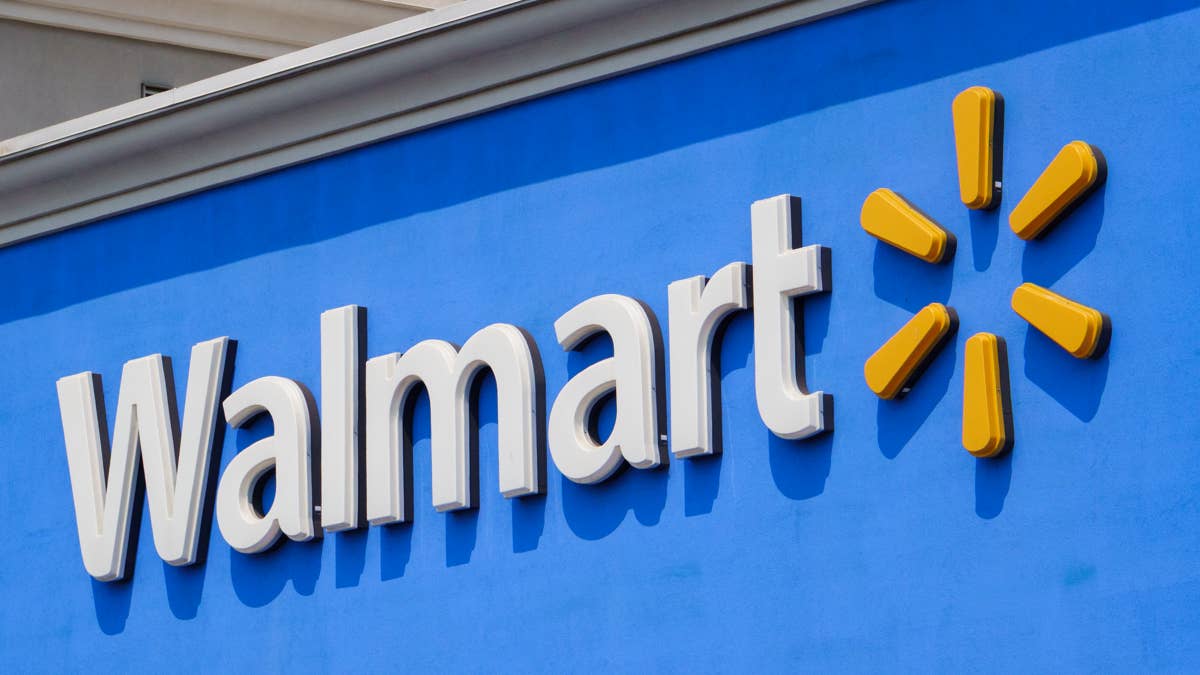 Walmart's $117 grill and smoker combo delivers 'perfect' hamburgers