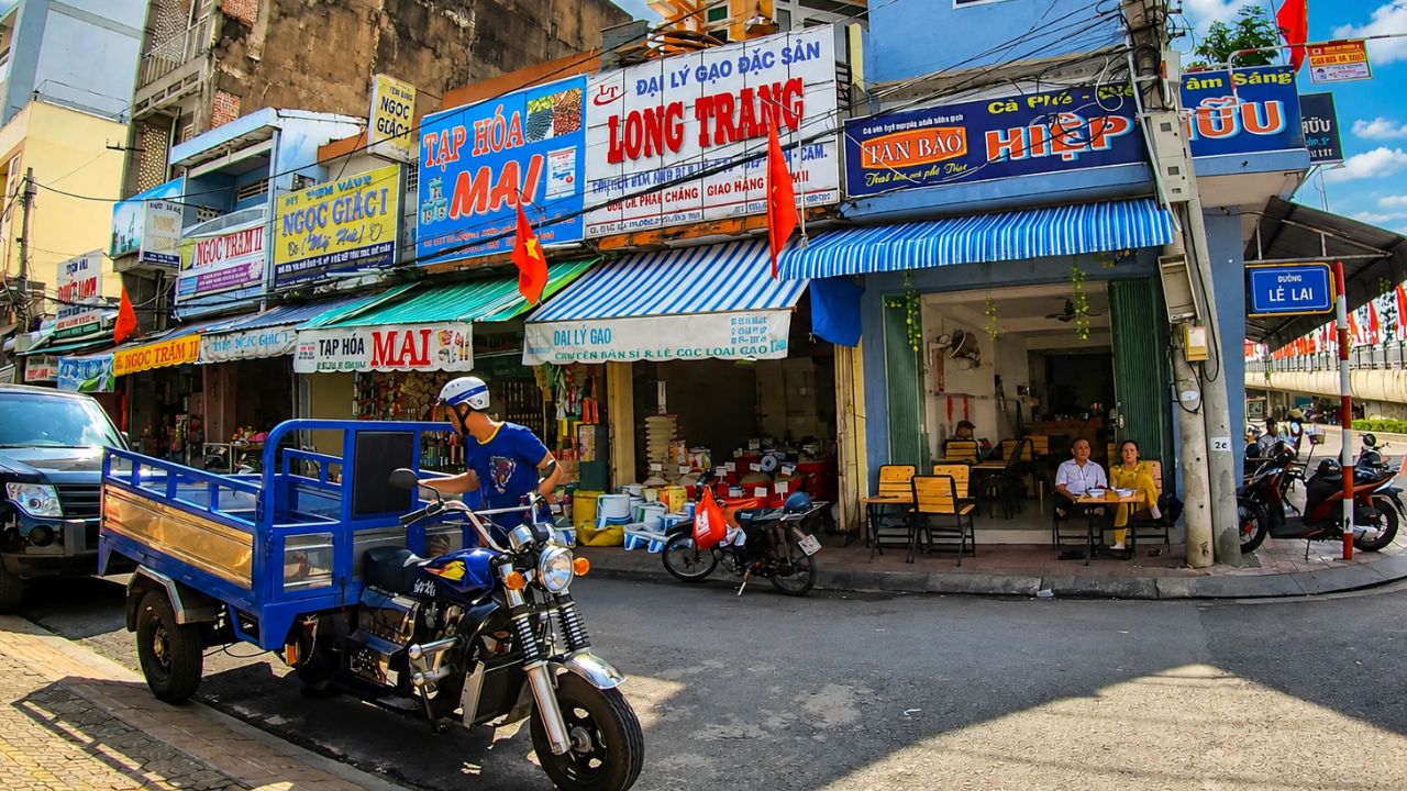 A sunny walk through Ben Tre market streets (4K)