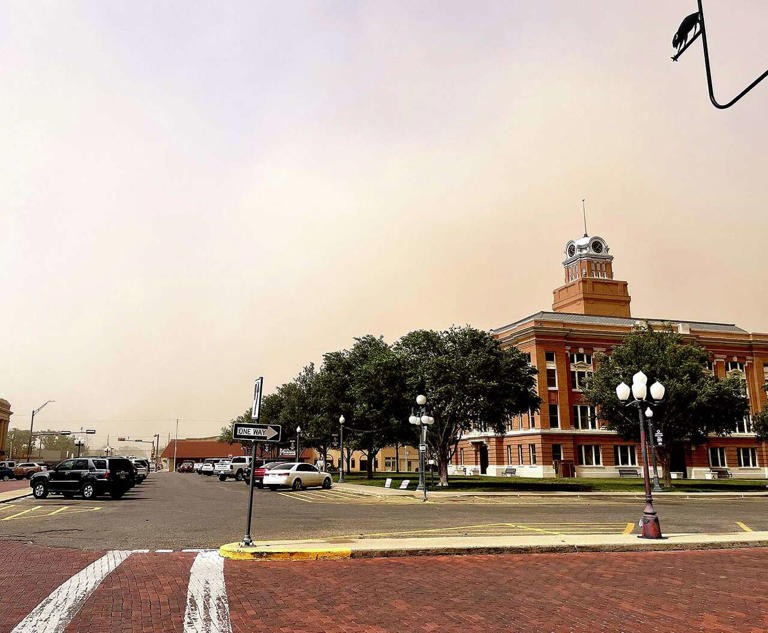 Dust storm forces low visibility between Canyon and Amarillo