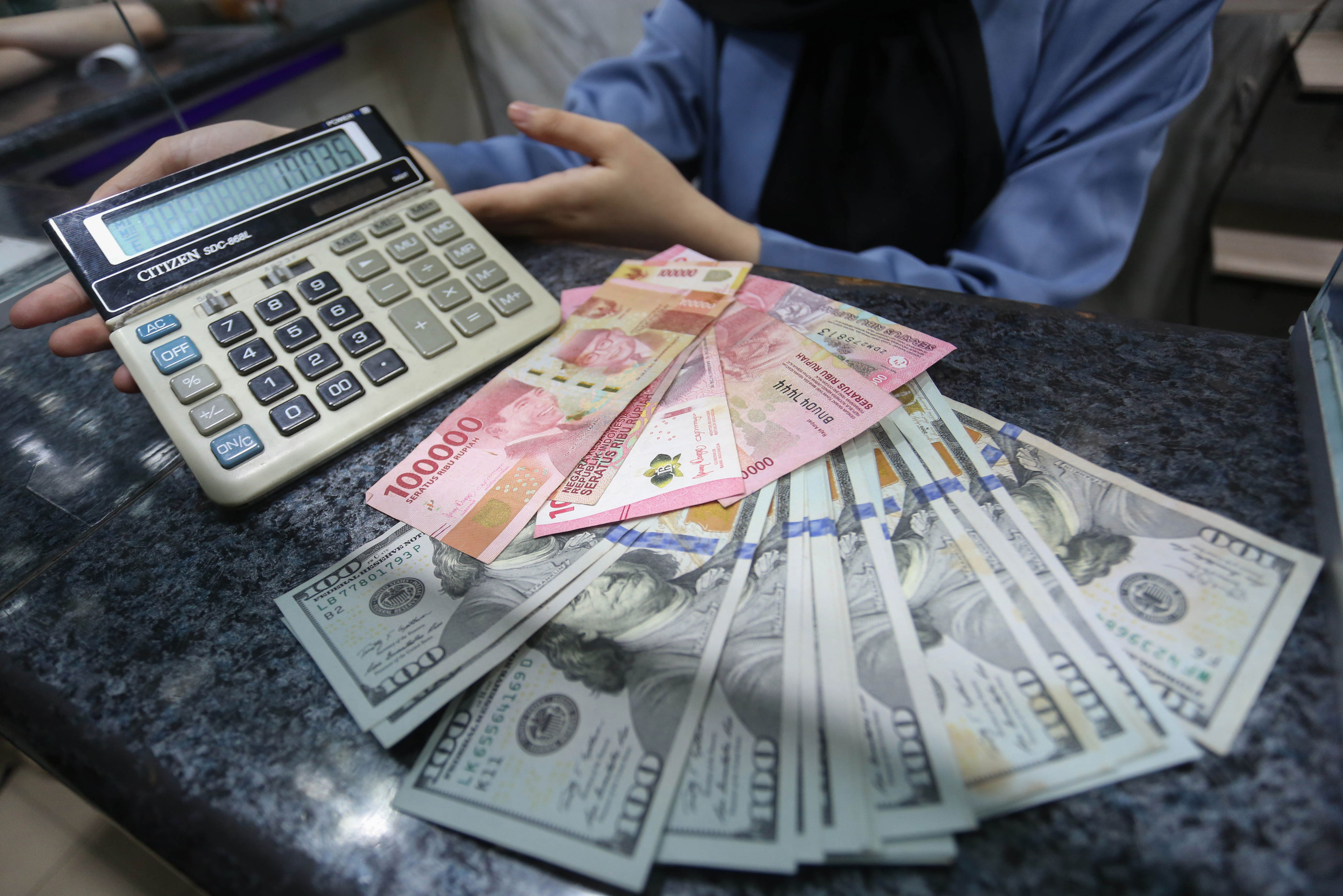 Rupiah menguat ke level 17.600 per US$ usai BI naikkan suku bunga 50 bps
