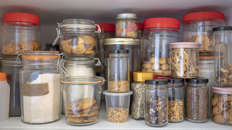 The dangerous cost of storing oily foods inside plastic containers