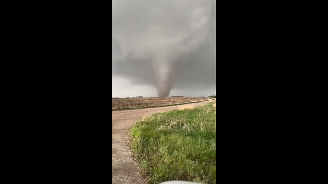 Storm chasers capture violent Nebraska tornado
