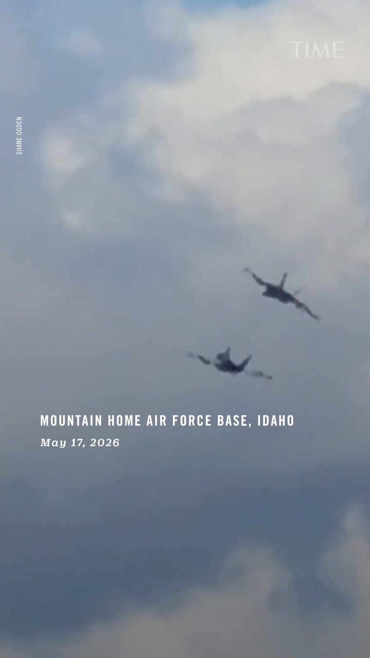 Two US Navy jets collide mid-air during air show, all 4 crew members ...