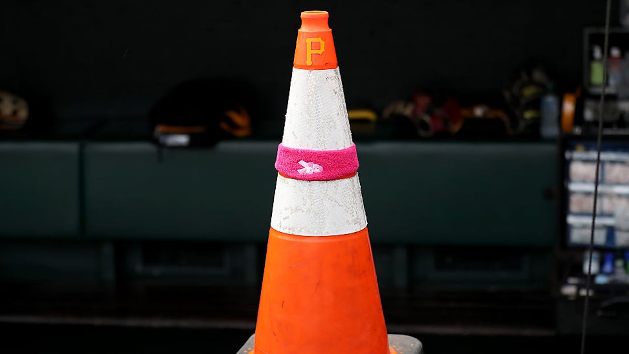 Hoist one up! Pirates reliever catches HR hit into bullpen with traffic ...