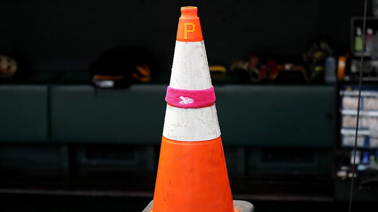 Hoist one up! Pirates reliever catches HR hit into bullpen with traffic ...