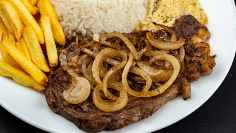 O melhor corte de carne para bife acebolado, segundo açougueiros ...
