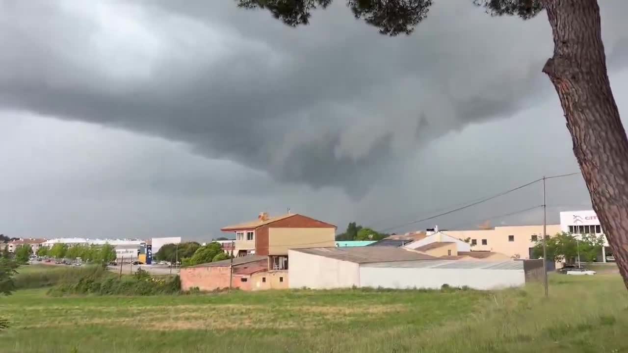 Massive rotating cloud formation appears over Llagostera, Spain