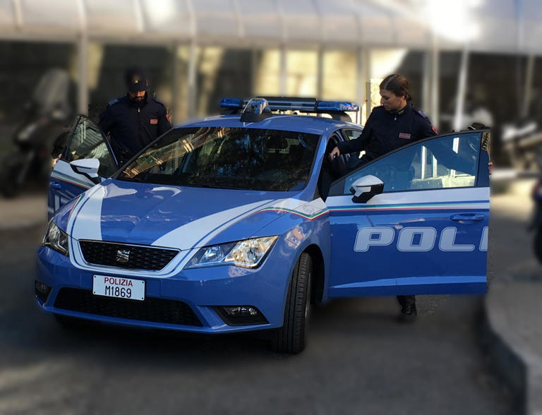 Ruba il cellulare dalle mani di un passante, denunciato