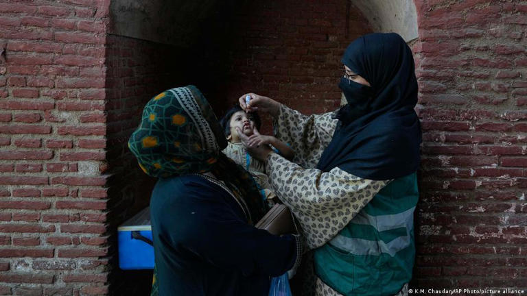 Pakistan: Two killed protecting polio workers in tribal area