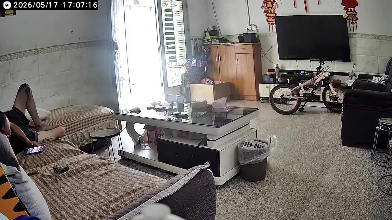 Man quickly flees house during earthquake in Guangxi, China