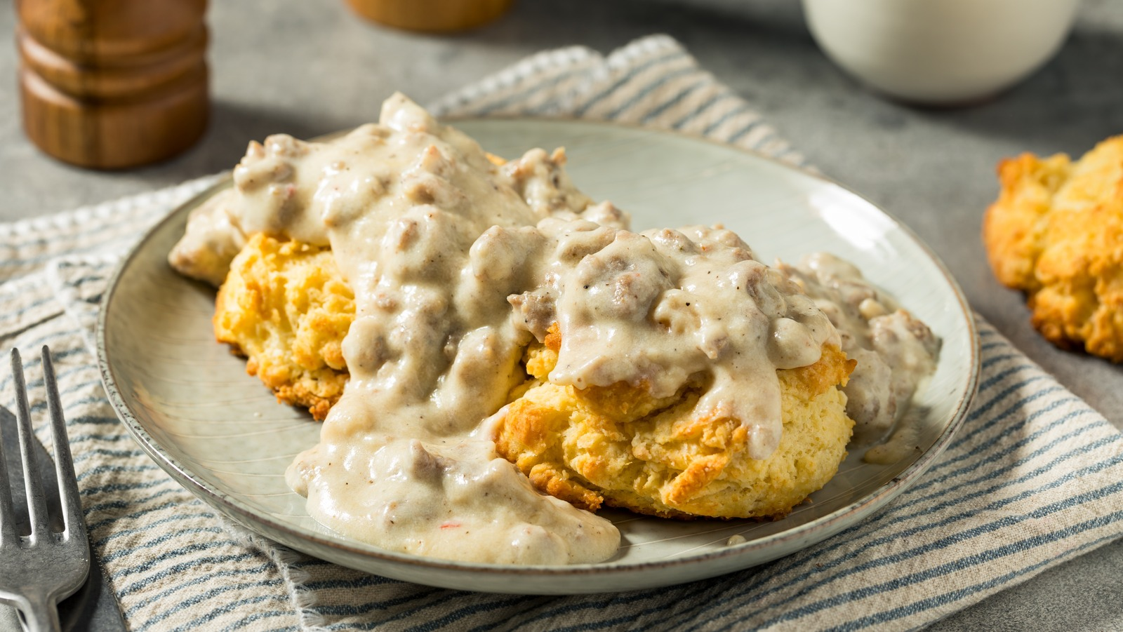 6 chain restaurants serving chef-approved biscuits and gravy