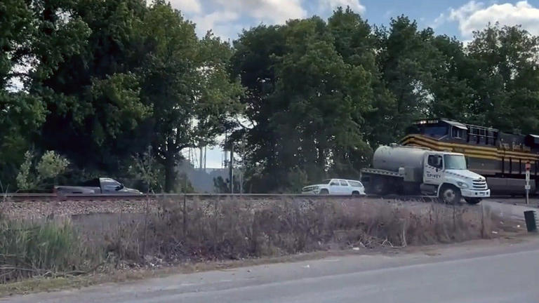 Bystander video captures Norfolk Southern train T-boning septic truck ...