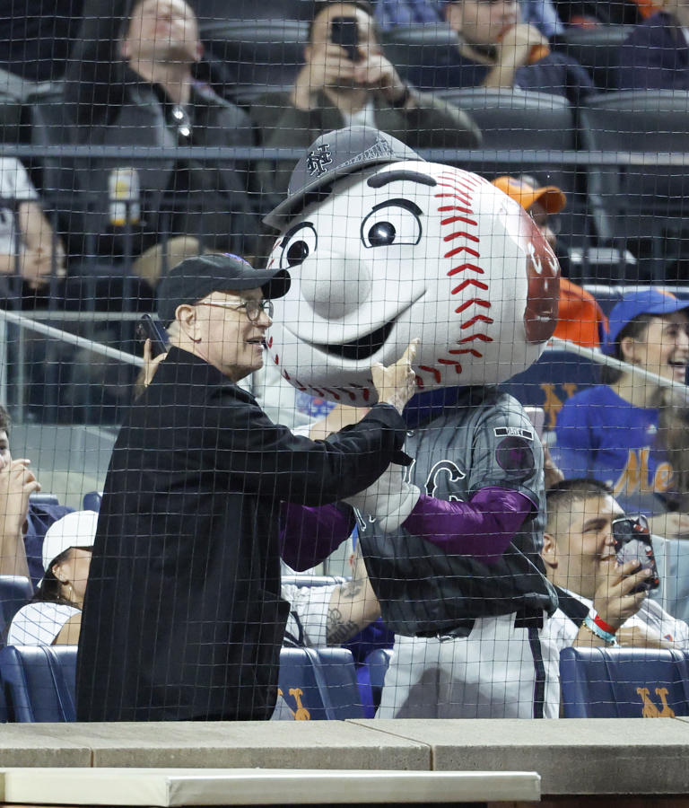 Tom Hanks has epic interaction with Mr. Met dressed up as his 'Cast ...
