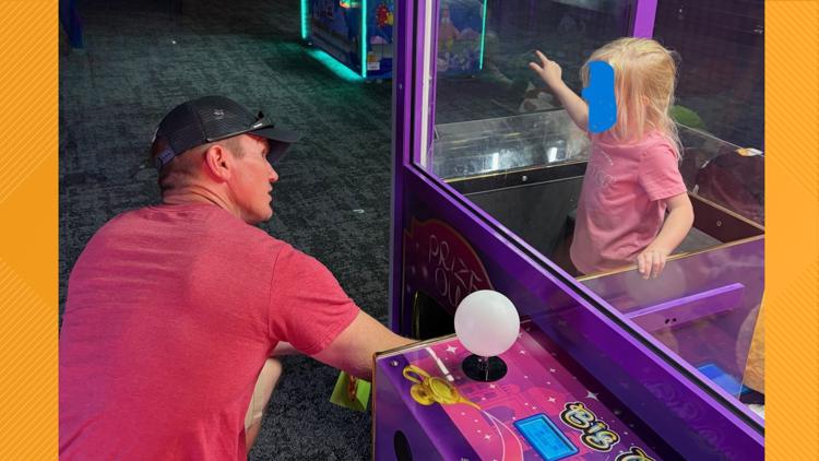 Off-duty cop rescues girl trapped inside claw machine