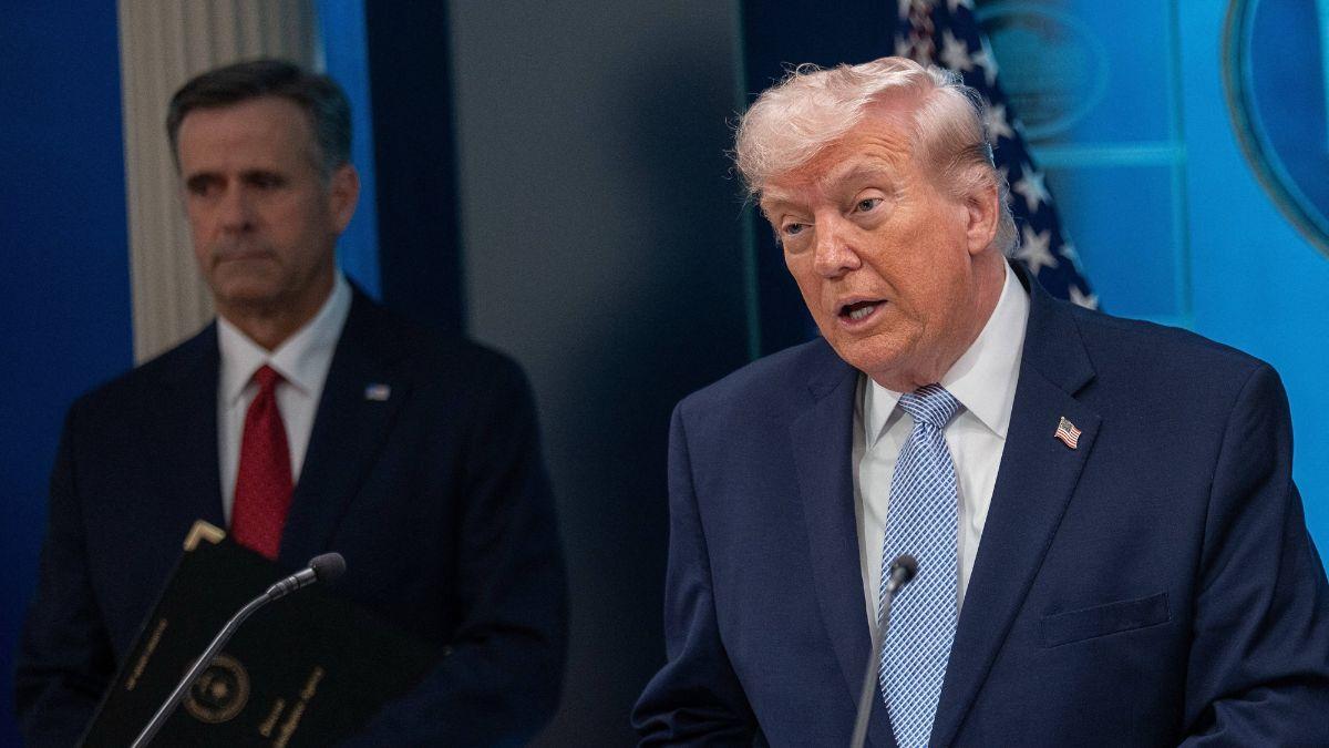 Donald Trump mocked for sharing AI photo of himself with an alien ...