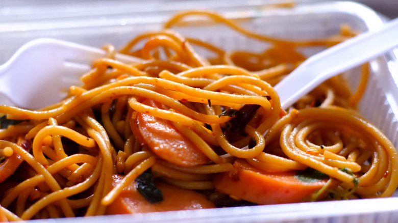 The dangerous cost of storing oily foods inside plastic containers
