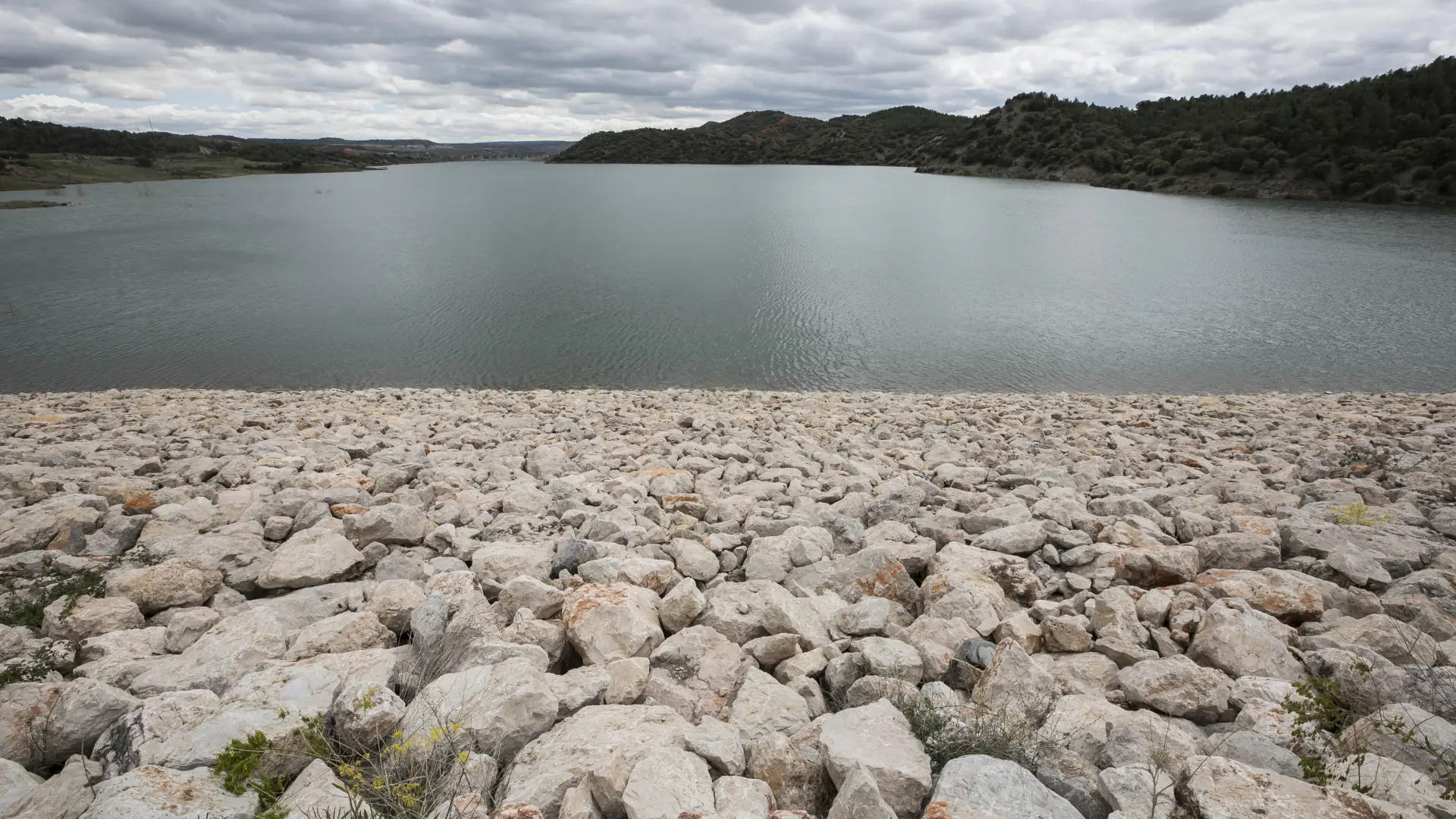 El Supremo tumba la instalación de placas solares flotantes en pantanos ...