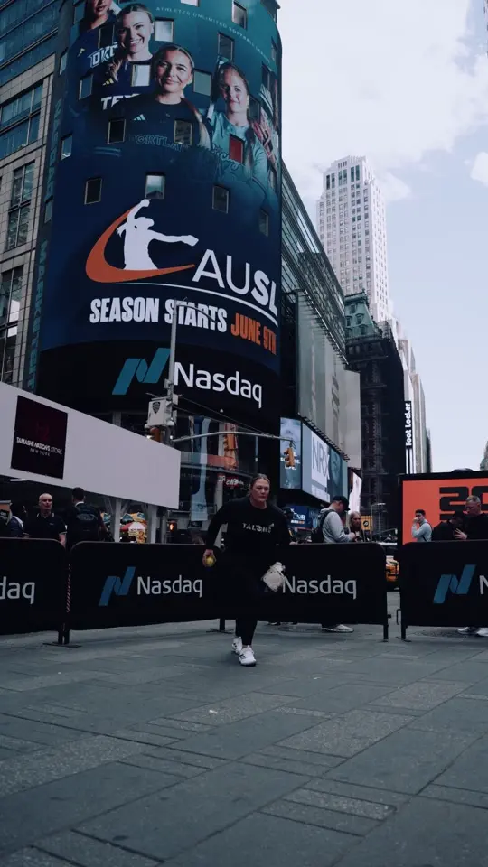 ASMR of a Bullpen in Times Square, something you don't see everyday 🦅
