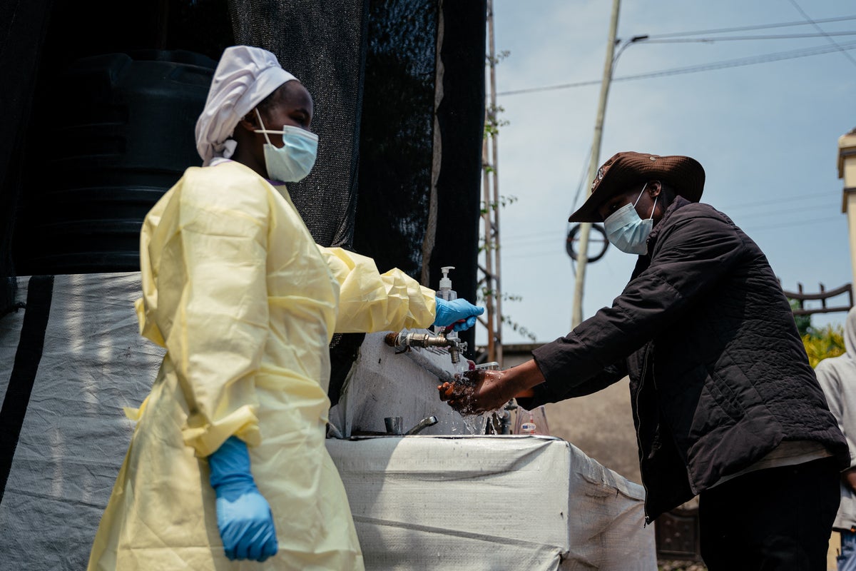 US doctor tests positive for Ebola as deaths in Congo outbreak climb