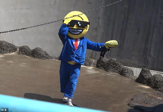 Vile American tourist climbs into monkey enclosure and terrorizes ...