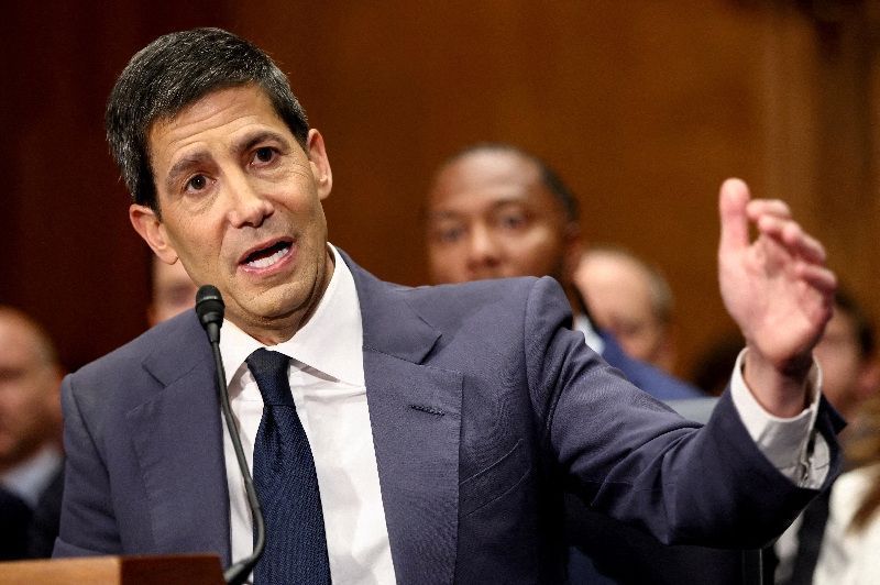Kevin Warsh assume Fed em cenário de inflação e incerteza sobre juros