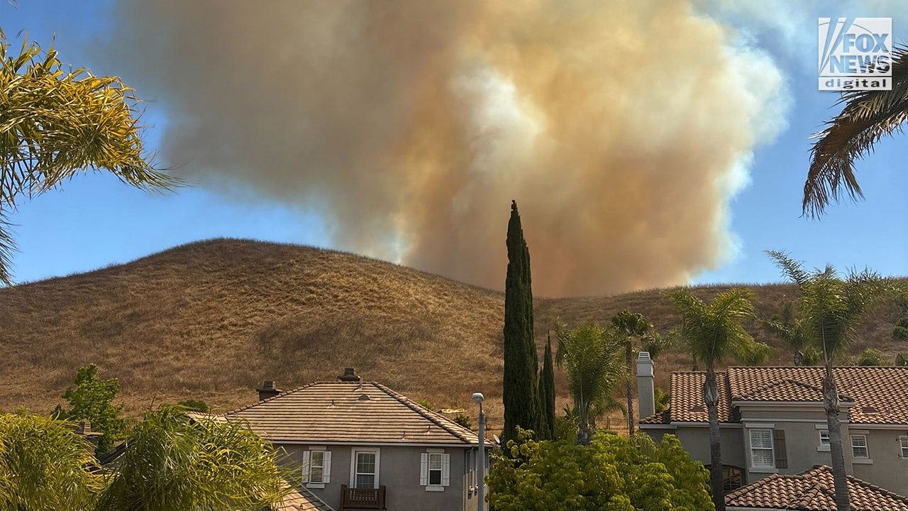 Fast-moving Sandy Fire burns 184 acres in Southern California, forcing ...
