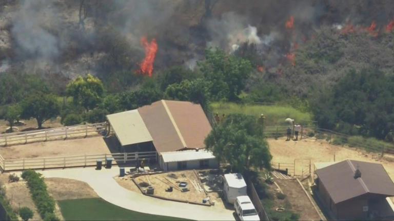 Sandy Fire scorches over 700 acres, destroys at least 1 home in Simi Valley