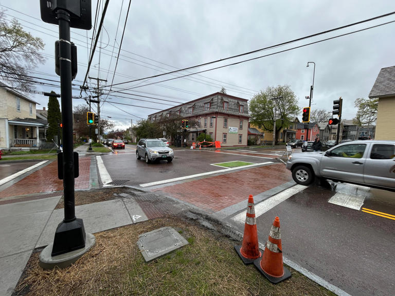 New traffic lights arrive in Burlington as part of parkway project