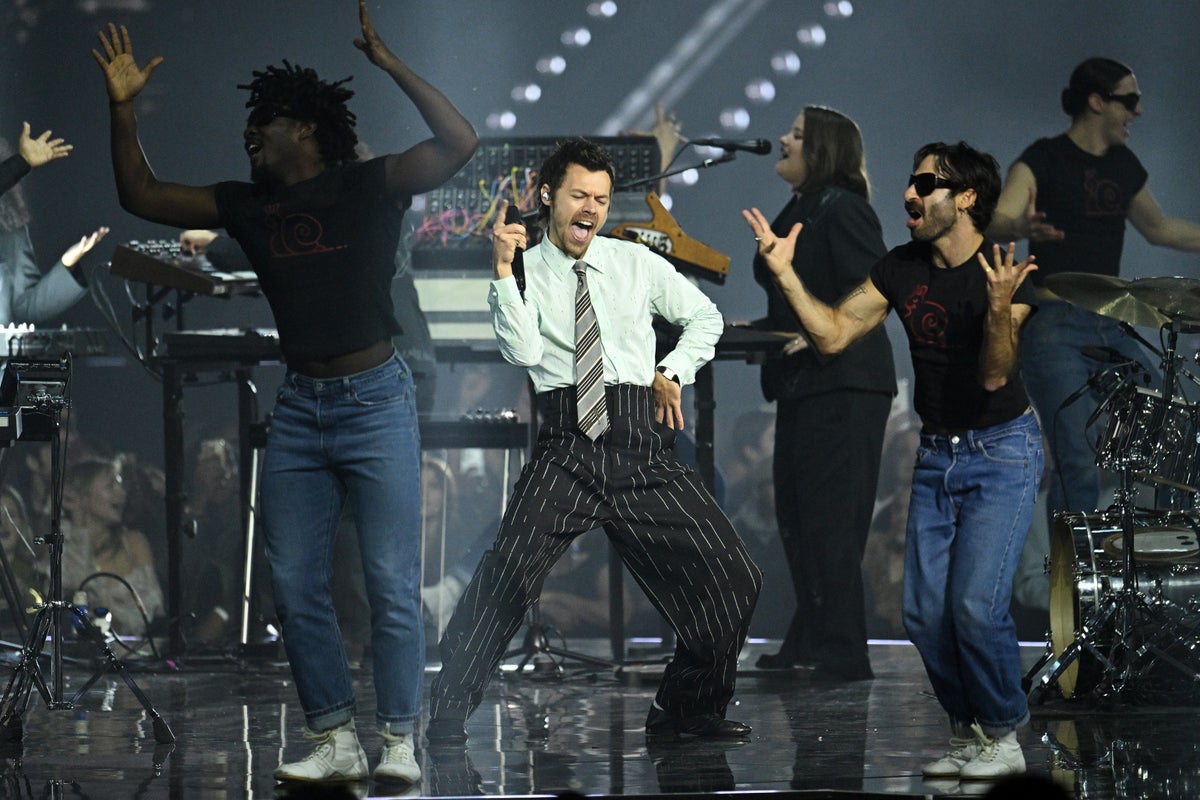 Harry Styles tour to review staging after fan complaints