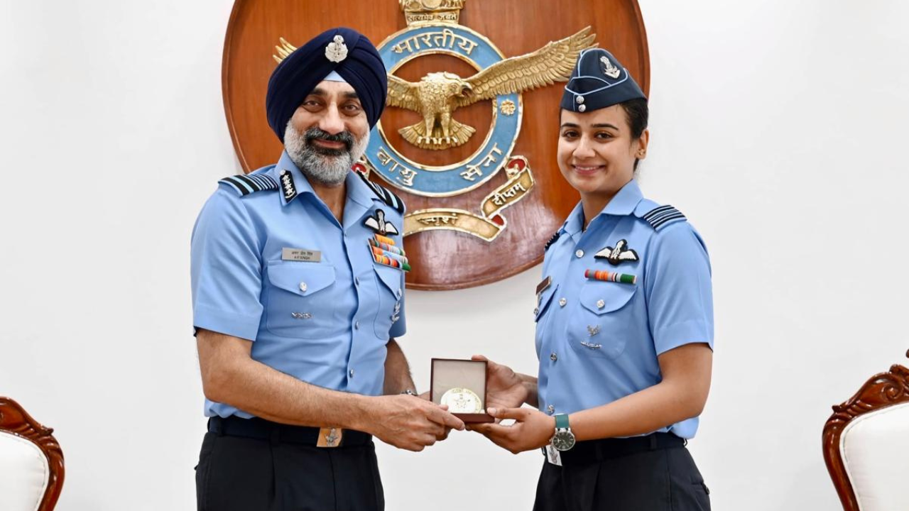 Squadron leader Saanya makes history, becomes IAF's first woman CAT-A ...