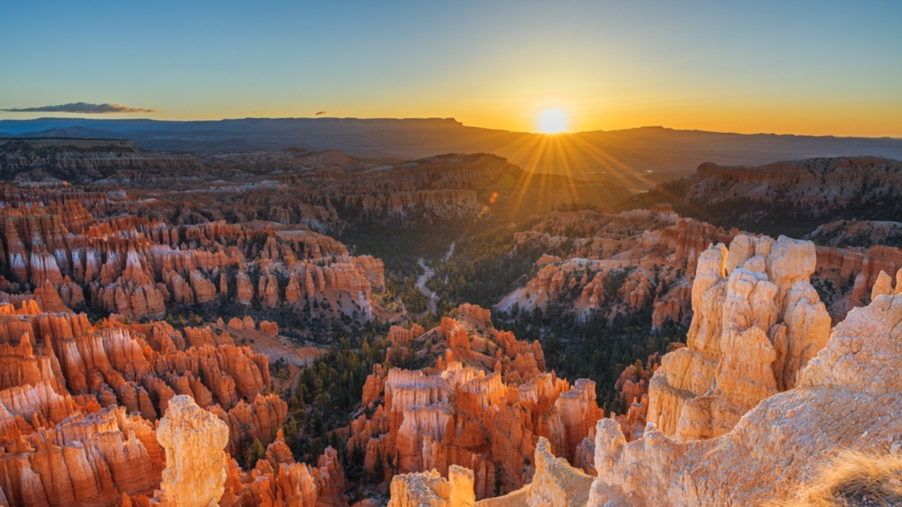 16 Famous U.S. Landmarks With Short Walks and Big Payoff Views