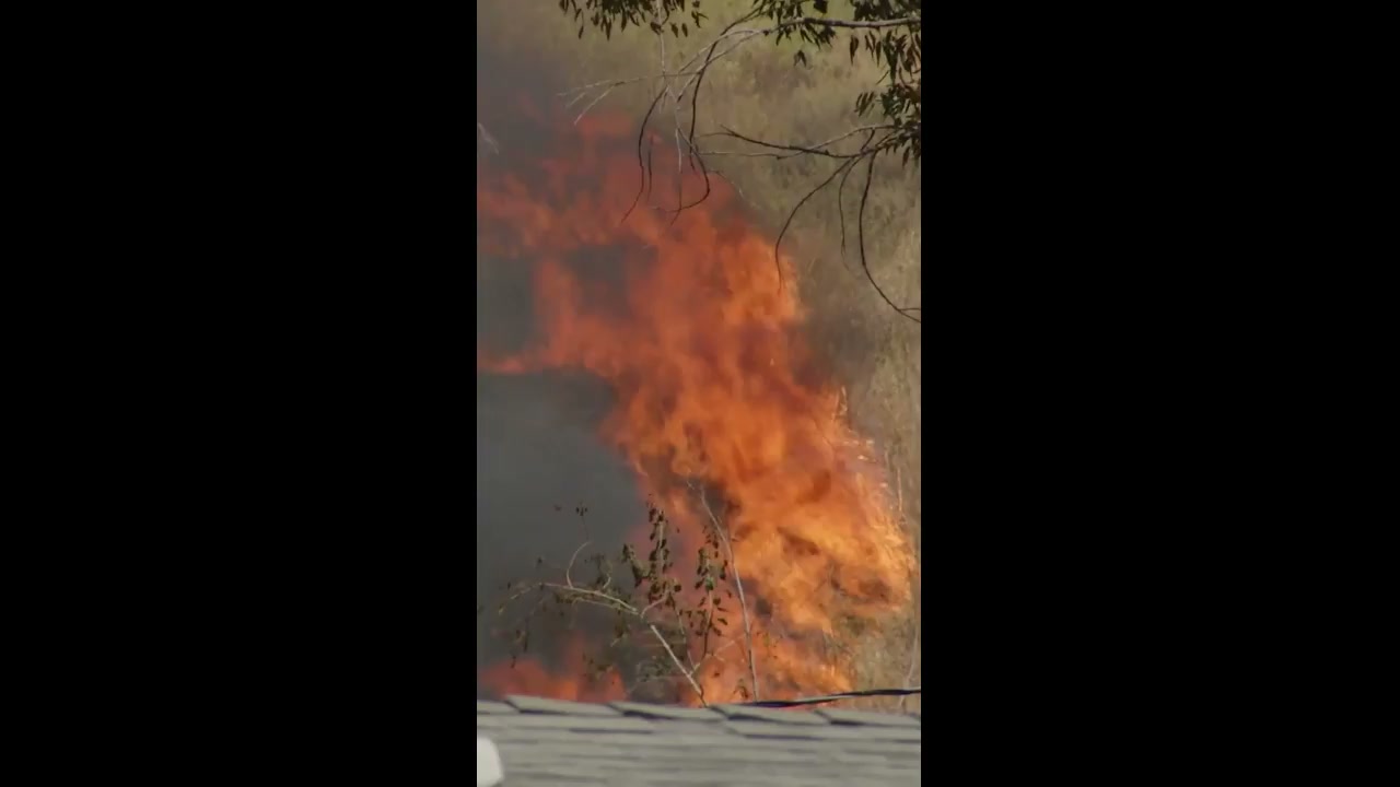 Evacuations underway as brush fire erupts in Simi Valley