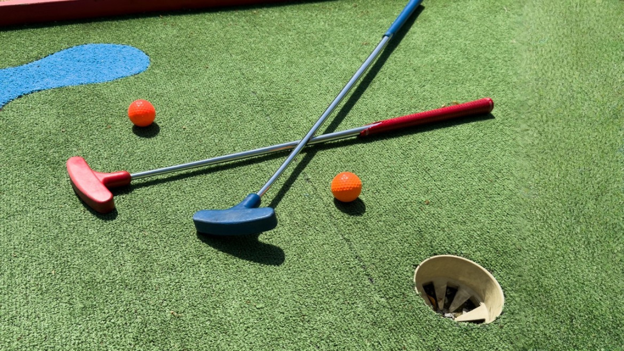 15 retro mini golf courses and goofy roadside stops still around today