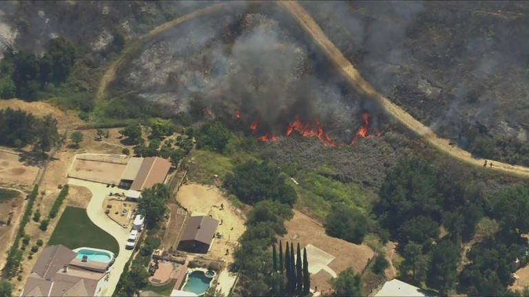 Sandy Fire scorches over 700 acres, destroys at least 1 home in Simi Valley