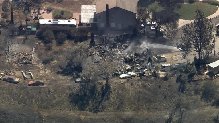Sandy Fire explodes to more than 1,300 acres, spreads toward LA County