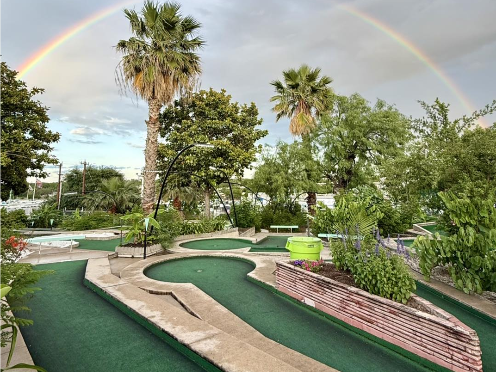 15 retro mini golf courses and goofy roadside stops still around today
