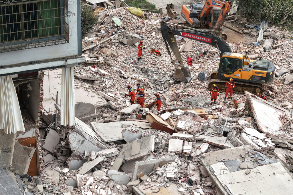 A strong quake in south China kills 2 and triggers evacuation of 7,000