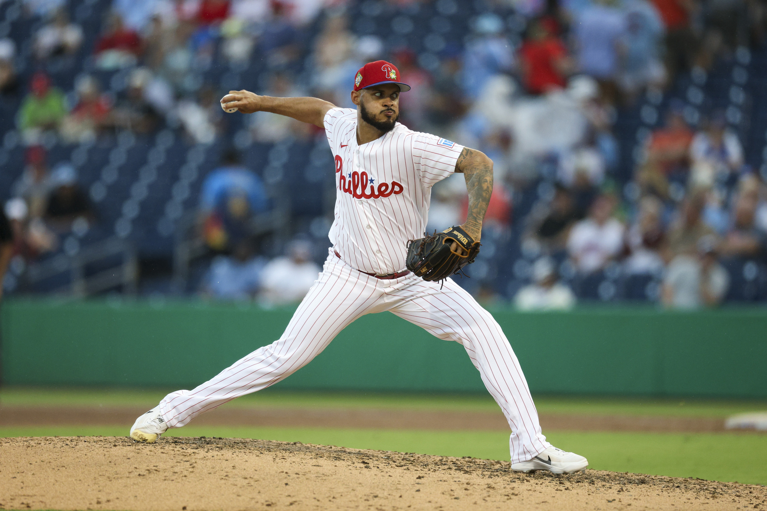 Dodgers sign Jonathan Hernández